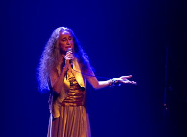 Bethânia conta 50 anos de história em versos e canções na estreia de ...