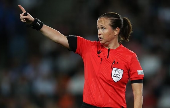 Árbitra da estreia do Brasil na Copa feminina jogou no Liverpool e ...