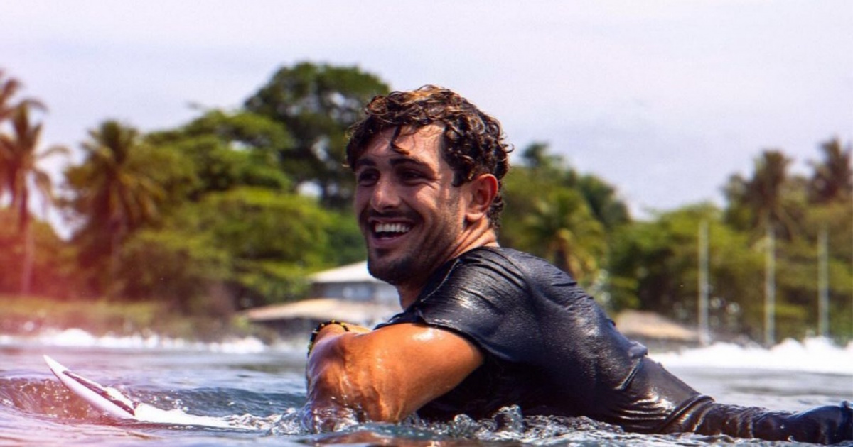 Atleta olímpico de Surf, Chumbinho aparece se recuperando nas águas ...