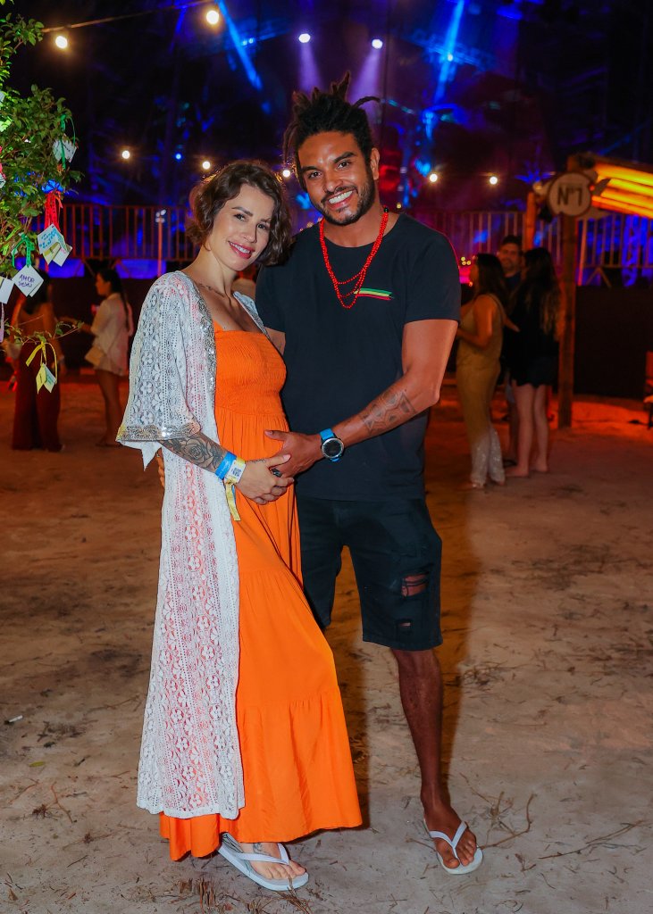 Show de Dennis em Itacaré tem presença de Hariany, Silva, Nanda Terra e ...