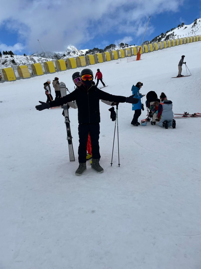 Carnaval na Neve: Ângelo David compartilha fotos curtindo com a família ...