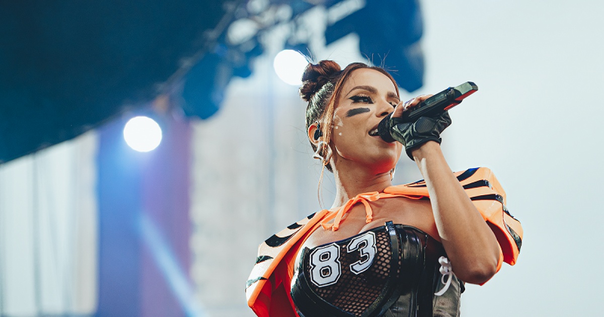 Anitta realiza ensaio de verão em Salvador neste sábado; confira as ...