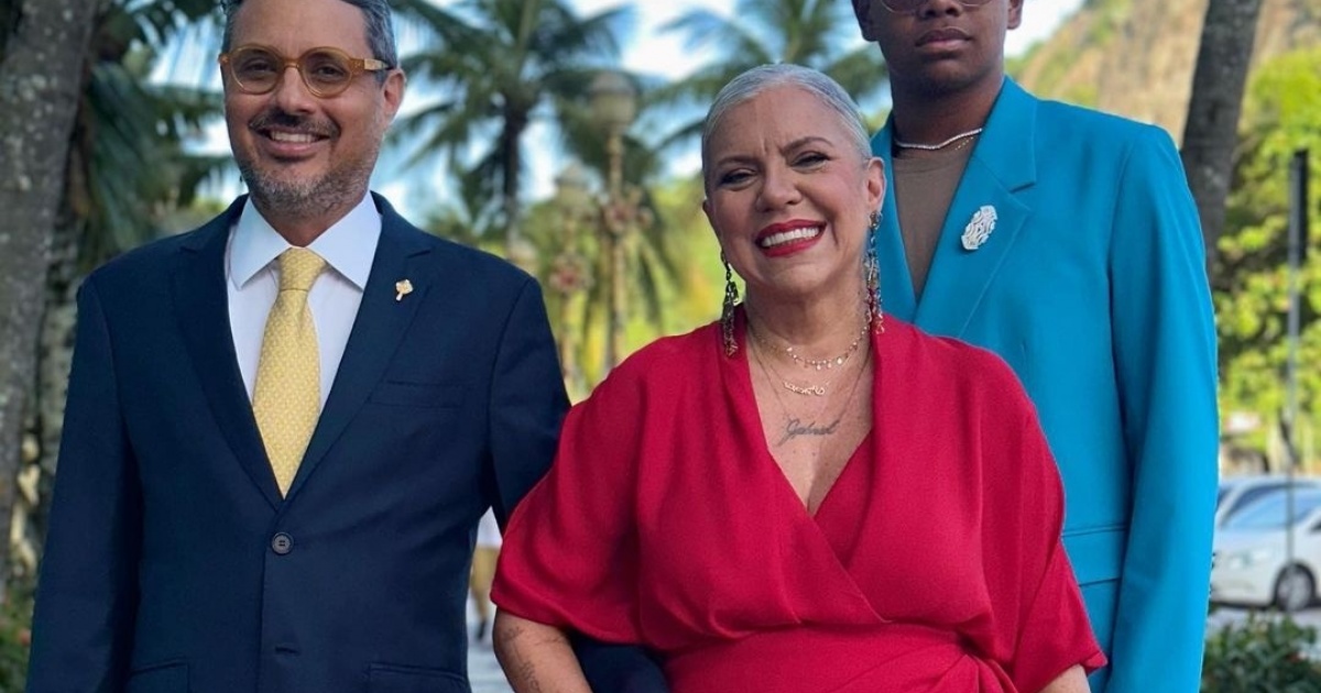 Fausto Franco prestigia casamento de Carol Sampaio na Sapucaí ao lado ...