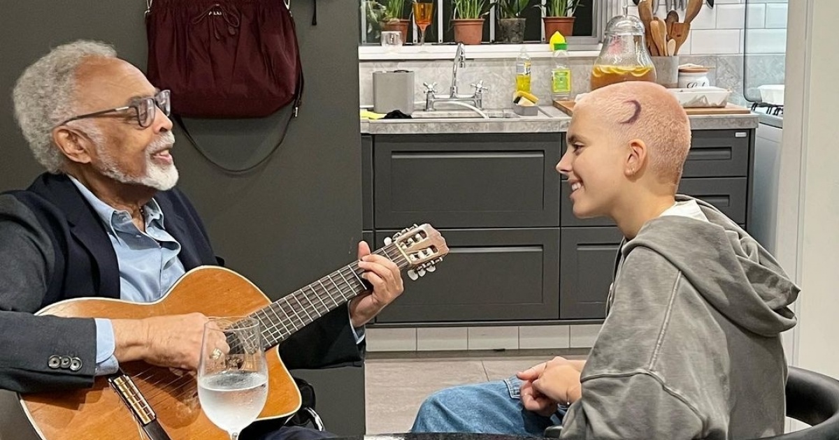 Gilberto Gil e neta Flor Gil cantam juntos durante encontro intimista ...