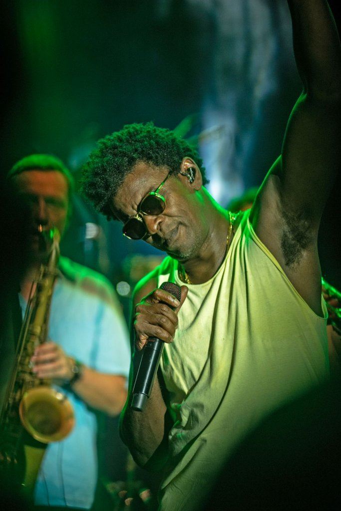 Seu Jorge agita público de Salvador com apresentação na Concha Acústica ...