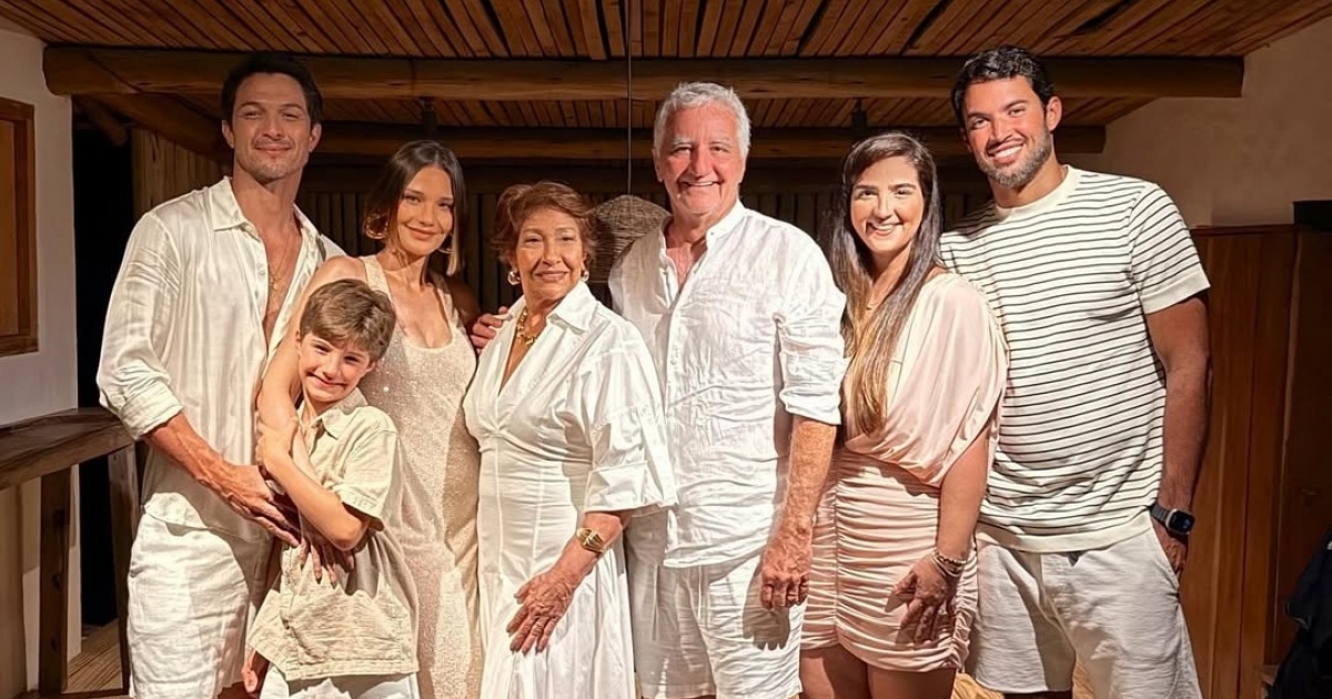 Rômulo Estrela e Nilma Quariguasi curtem verão na Praia do Espelho, na ...