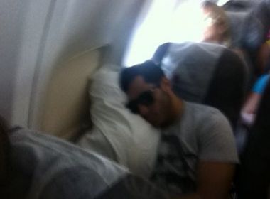 Leo Santana come de quentinha em aeroporto; Tomate ronca em voo - Bahia ...