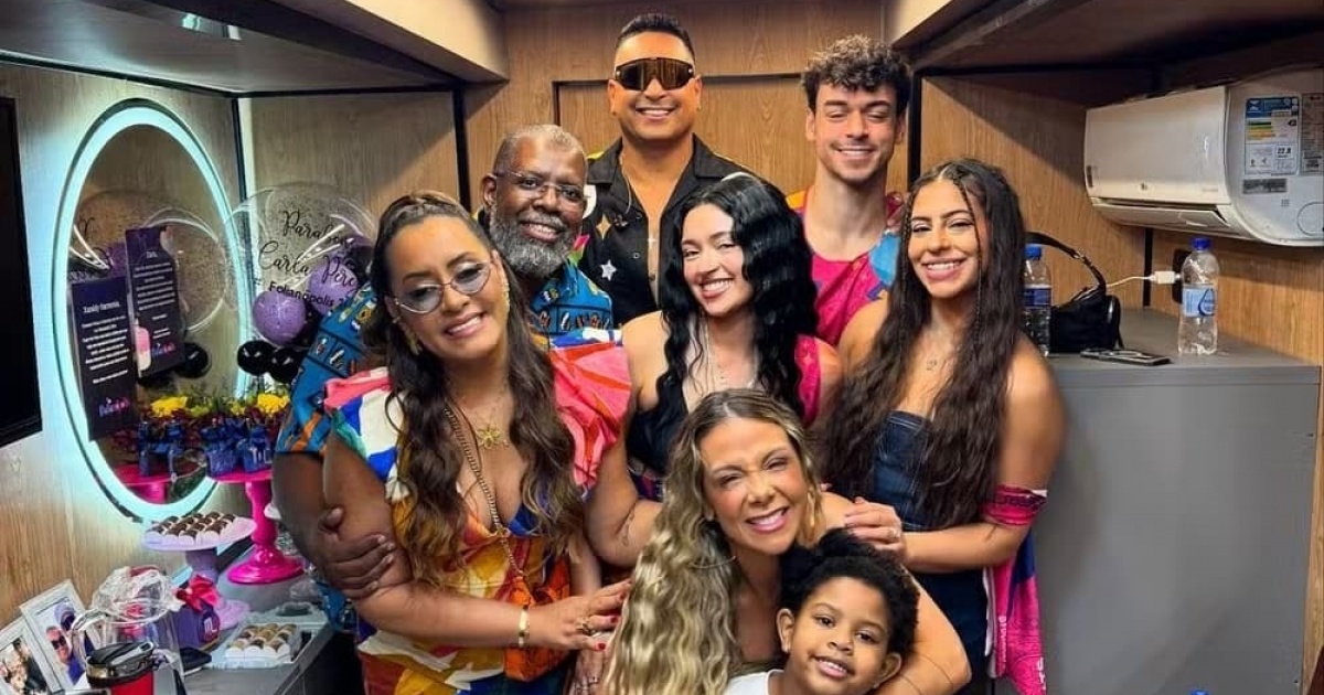 Carla Perez comemora aniversário em show de Xanddy - Bahia Notícias