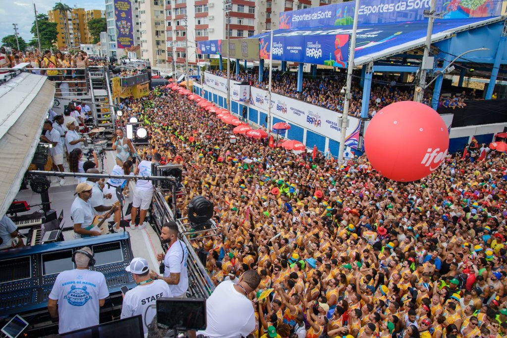 Ivete Sangalo abre terceiro dia de carnaval arrastando foliões do ...