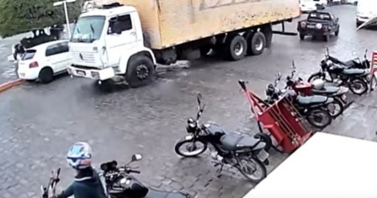 Monte Santo: Caminhão dos Correios desce desgovernado e atinge veículos - Bahia Notícias