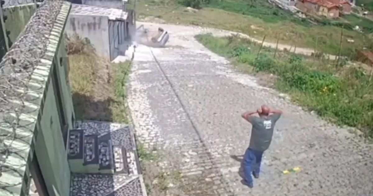 SAJ: Carro desce desgovernado, bate em muro e capota em rua; motorista fica assustado - Bahia ...