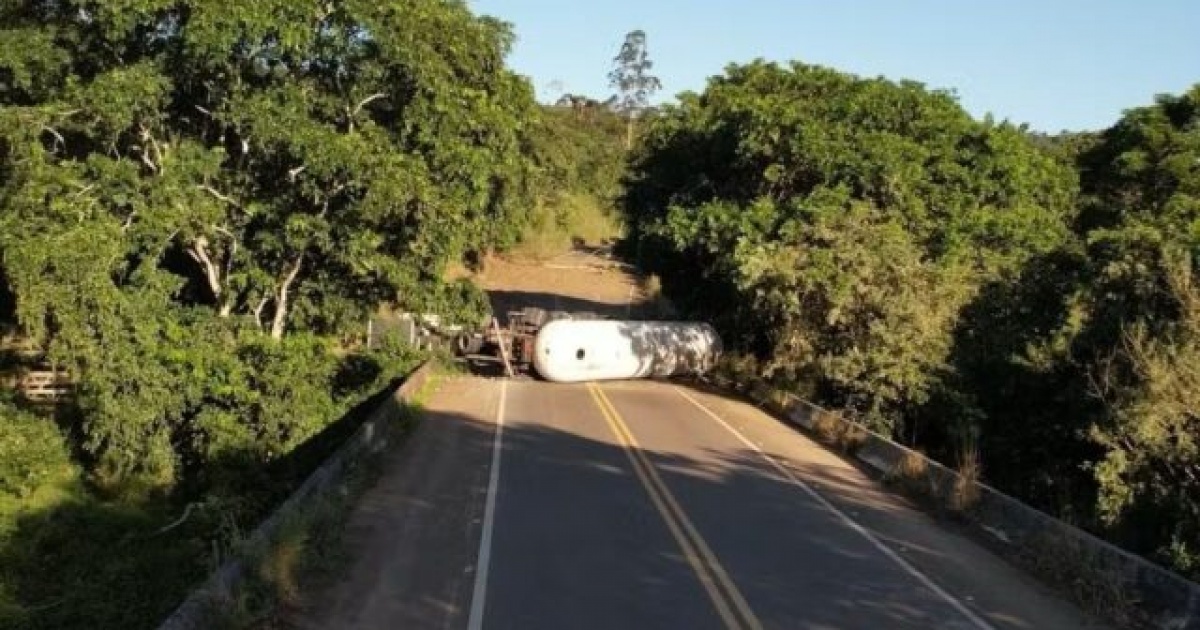 BR-330 segue interditada entre Ubatã e Ubaitaba após carreta com carga ...