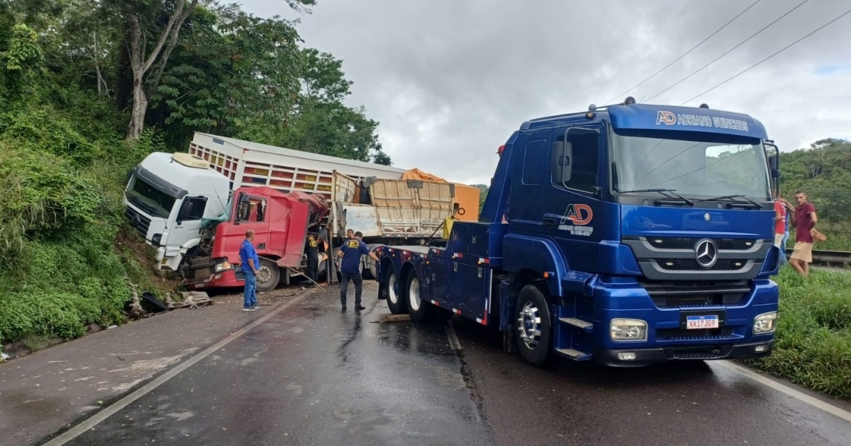 Acidente entre caminhões provoca interdição da BR-324 em Conceição do ...