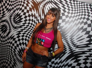 Panicat Carol Dias curte carnaval no camarote Salvador - Bahia Notícias