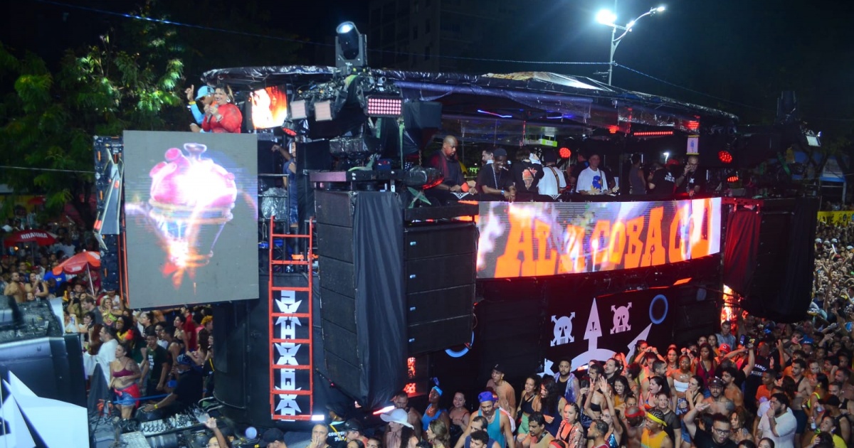 BaianaSystem arrasta multidão no Circuito Osmar com seu "Navio Pirata" - Bahia Notícias