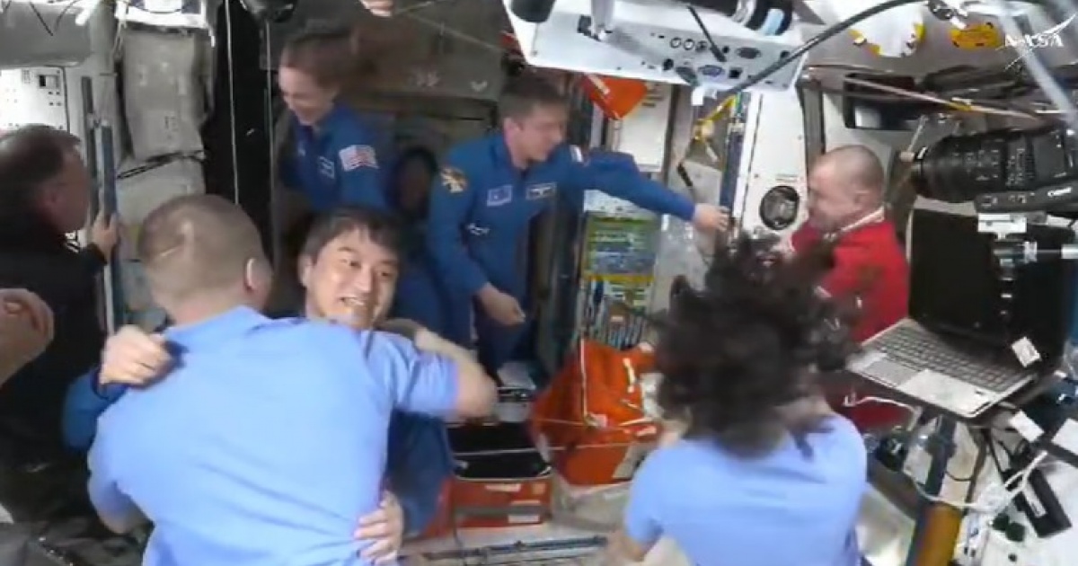 Vídeo mostra resgate de dois astronautas da Nasa “presos” no espaço há ...
