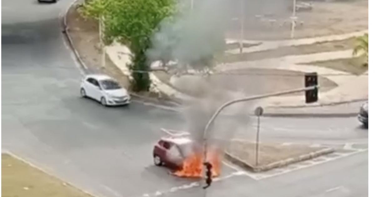 Incêndio consome carro na Avenida Bonocô em Salvador - Bahia Notícias